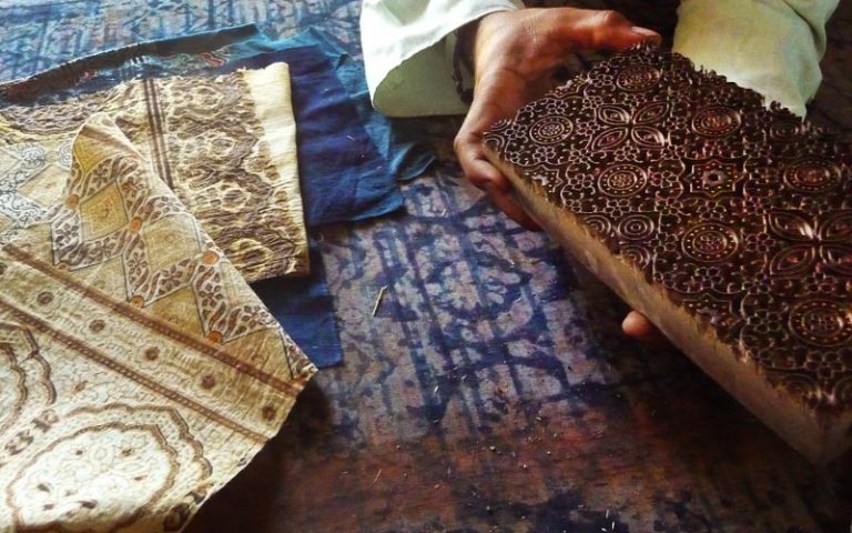Ajrakh Printing Ajrakhpur (Gujarat) | Craft documentation Ajrak